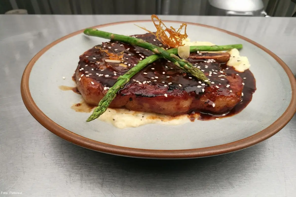 Receta de Ribeye de Cerdo en Adobo de Tres Chiles